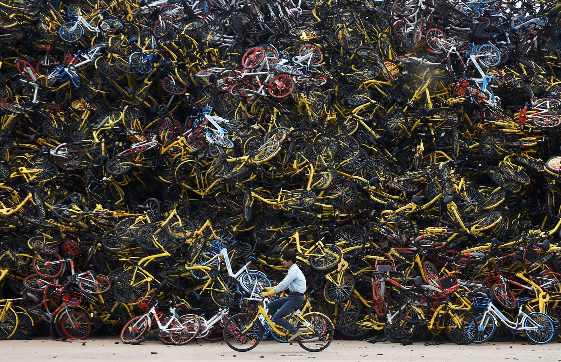 Bike Sharing in China makes for BIG problems - See the photos ...